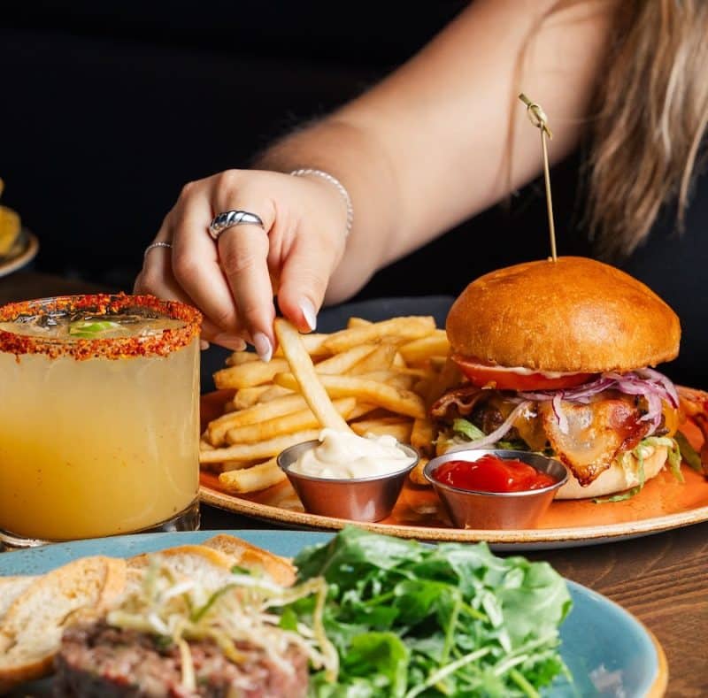 Restaurant in Toronto - Eaton center | Milestones Grill & Bar